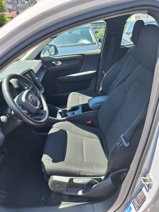 Volvo XC40 T2 Momentum Aut., PARKING SENZORI, LED, 4X GARANCIJA!, 2022 god.