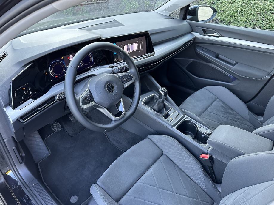 VW Golf 8 2,0 TDI LIFE,LED,NAV,MLF,PDC,ERGO ACTIVE EL. SJEDALA,SERVISN ...