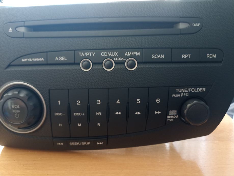 Honda Civic 8 2007. original autoradio i cd player sa maskom