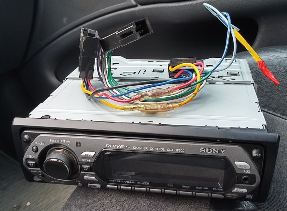 Sony CDX-GT300, CD, radio, mp3 player, u odličnom stanju