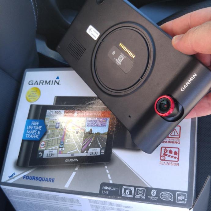 VRHUNSKA NAVIGACIJA GARMIN NUVI CAM ZA AUTOMOBILE SA KAMEROM