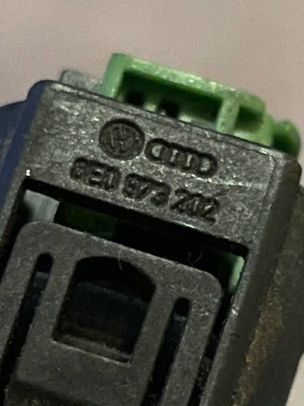 8E0973202 - KONEKTOR ZA GRIJANE MLAZNICE ZA PRANJE VW AUDI SEAT SKODA