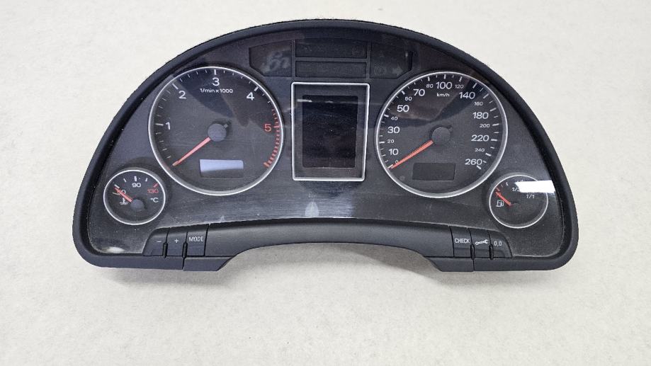 Audi A4 instrument tabla 8E0920901D