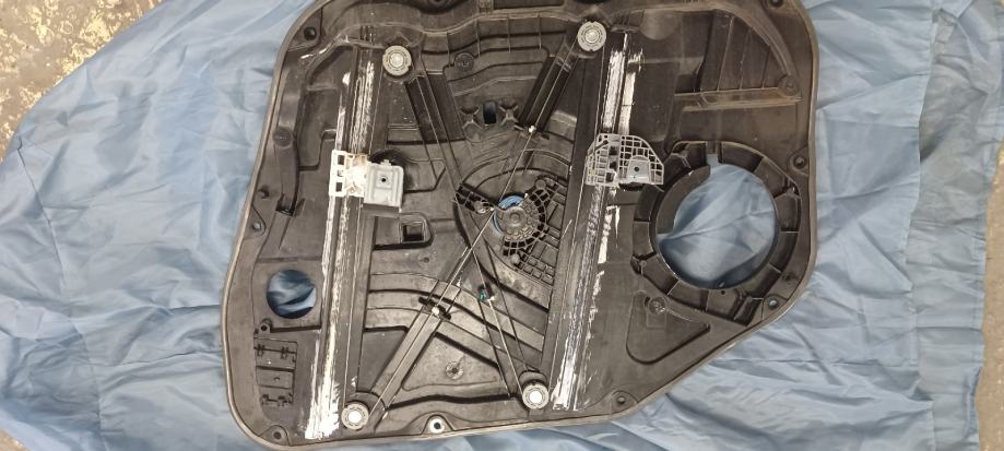 Hyundai Tucson 2019god prednji lijevi podizač stakla 82471D7010