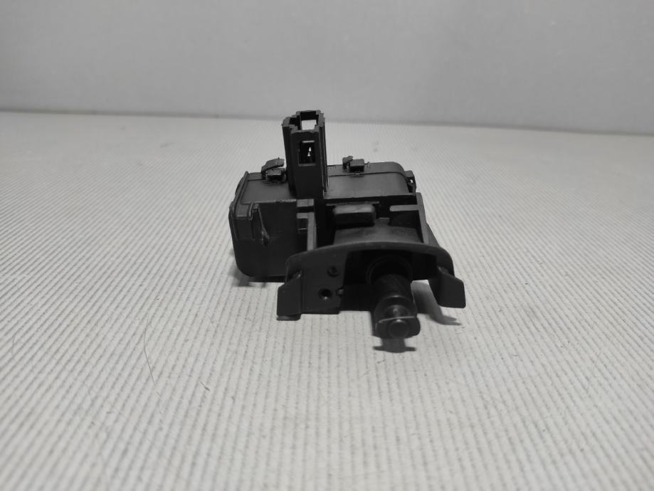 MOTORIC POKLOPCA REZERVOARA AUDI A4 (B8) > 12-15 8K0862153F
