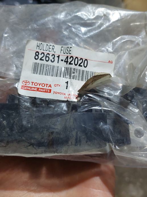 RAV4 (2006. - 2014.) TOYOTA držač osigurača 82631-42020