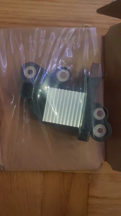 Regler / regulator napona alternatora BOSCH