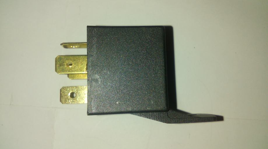 RELEJ 12 V 40 A AUTO RELEJ STANDARDNI 12V 40A 5KONT