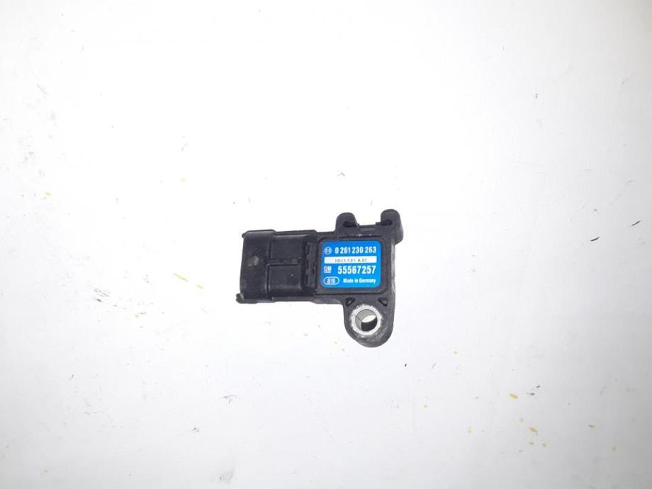 SENZOR PRITISKA 55567257 0261230263 OPEL CORSA D 2006-2014