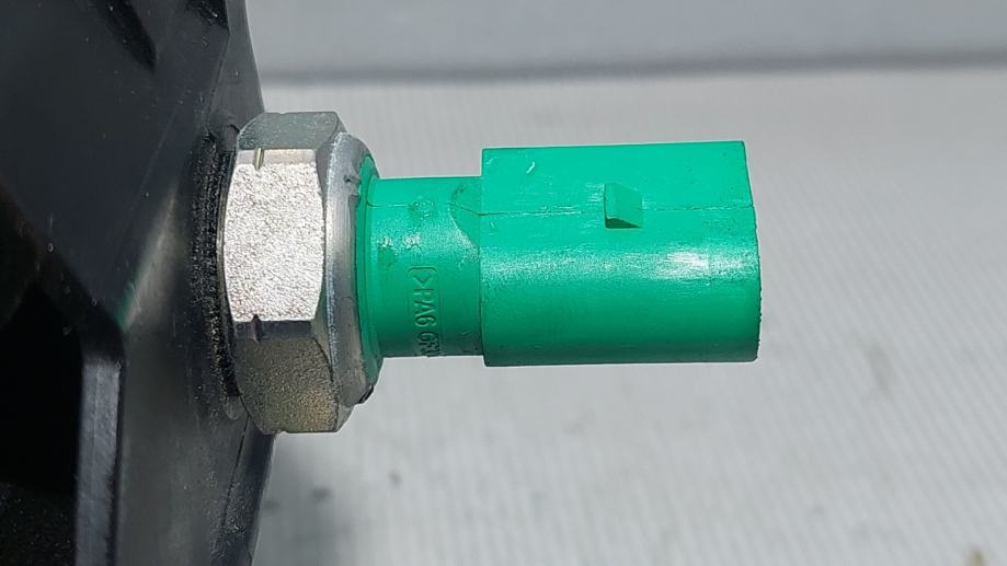 SENZOR PRITISKA ULJA VW GOLF 7 > 12-16 04L919081