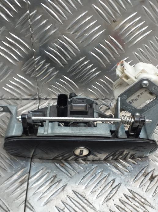 VOLKSWAGEN POLO KVAKA VRATA PRTLJAŽNIKA 6Q6827601D 6Q6827601E