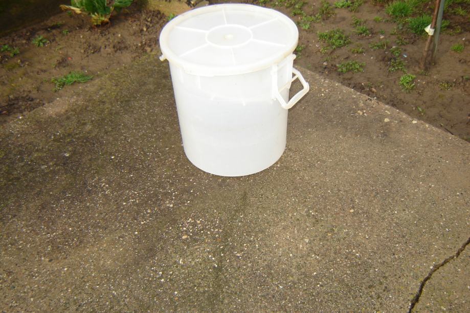 Plastično bure 30 l sa poklopcem i podupiračem za kiselit kupus.