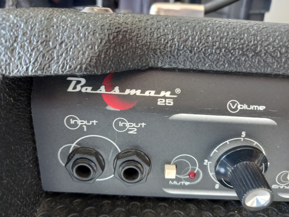 Bas pojačalo Fender Bassman 25