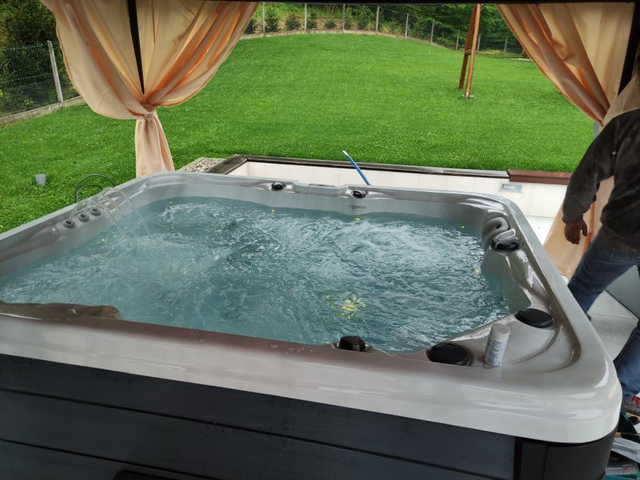 Kvalitetni vanjski hidromasažni bazen SPArelax za 6 osoba