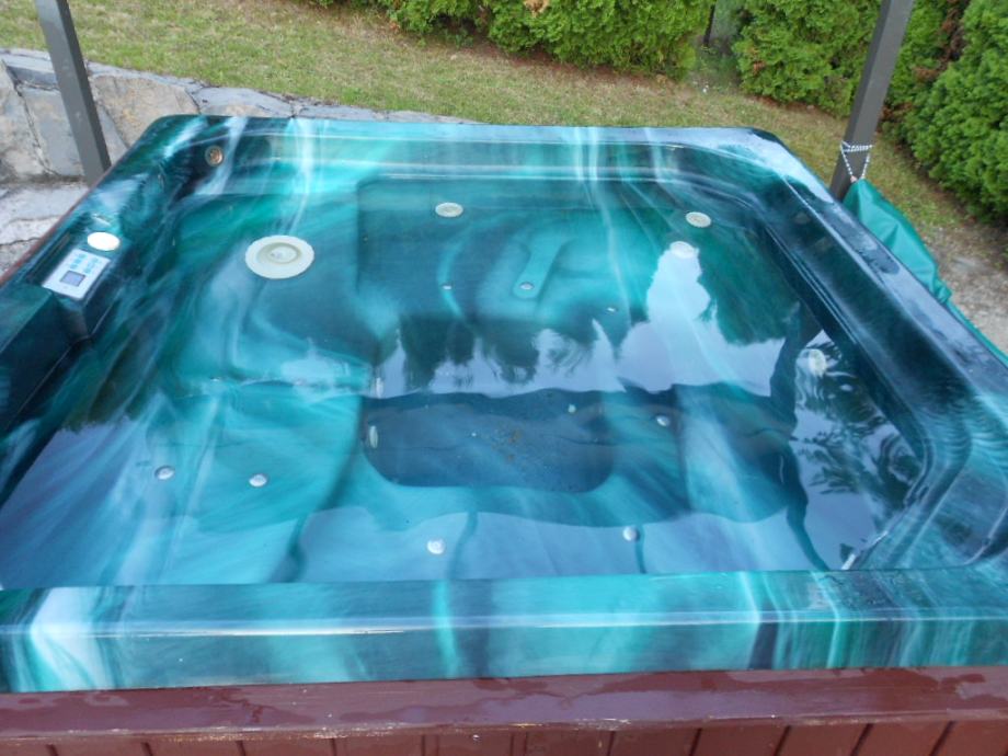 Vanjski hidromasažni jacuzzi