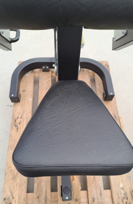 TECHNOGYM PURE STRENGTH SCOTT BENCH