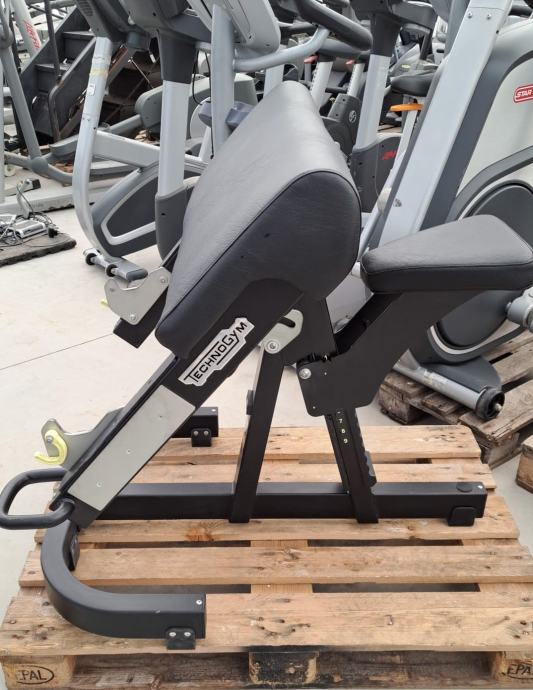 TECHNOGYM PURE STRENGTH SCOTT BENCH