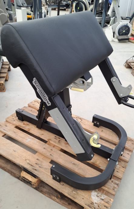 TECHNOGYM PURE STRENGTH SCOTT BENCH