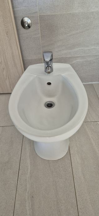 Poklanjamo podni bide