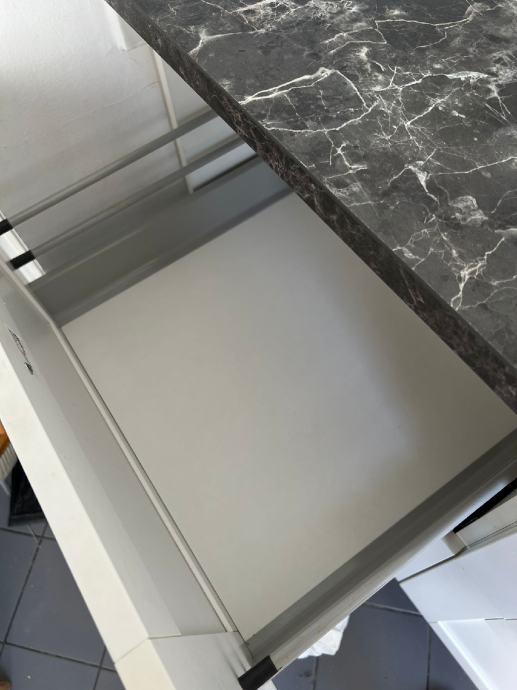 Kuhinja, fronte i uređaji Ikea, korpusi Elgrad