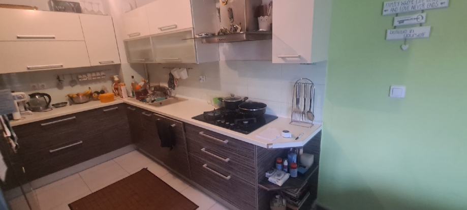 Kuhinja sa napom, pecnicom i plocom za kuhanje-plin