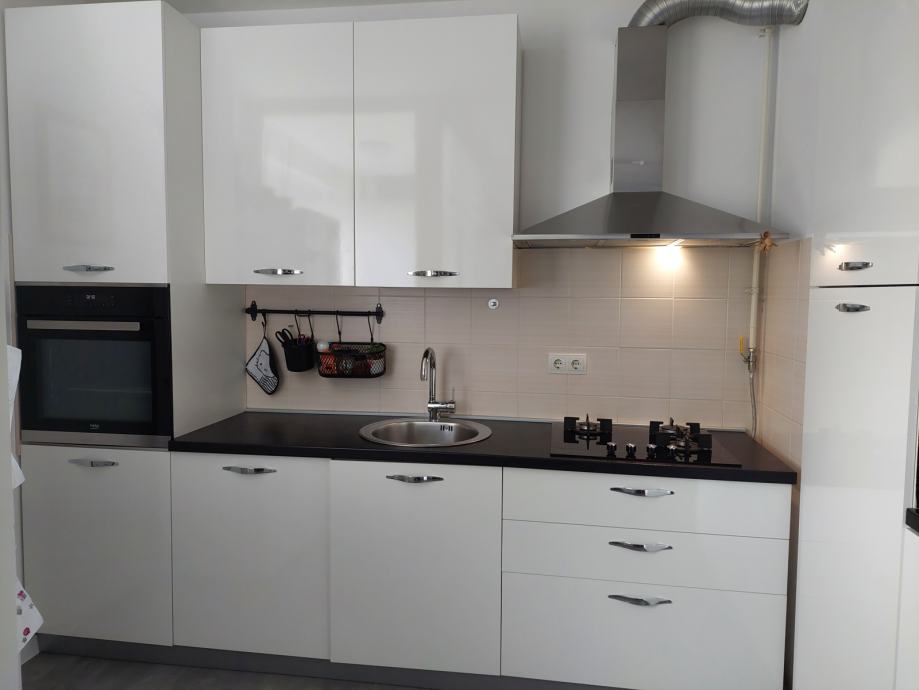 **Prilika** Kuhinja+ploca, napa, sudoper, mikrovalna..