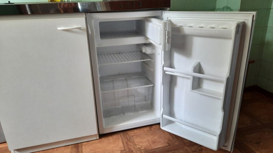 MINI KUHINJA, SUDOPER, HLADNJAK, PLOČA ZA KUHANJE