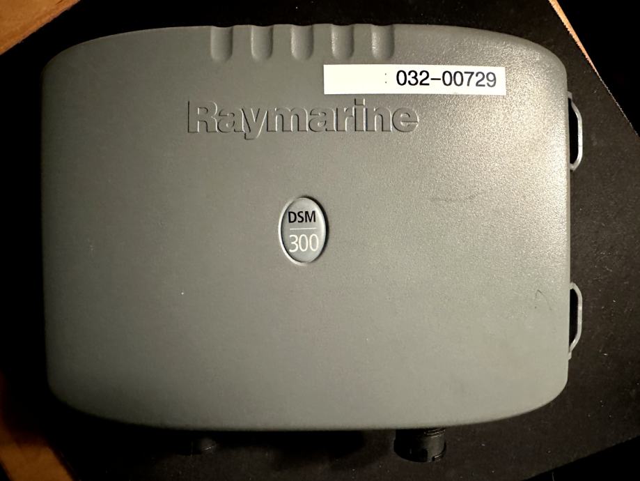 Raymarine DSM 300 sa puknutim pinom na priključku za transducer+kabel