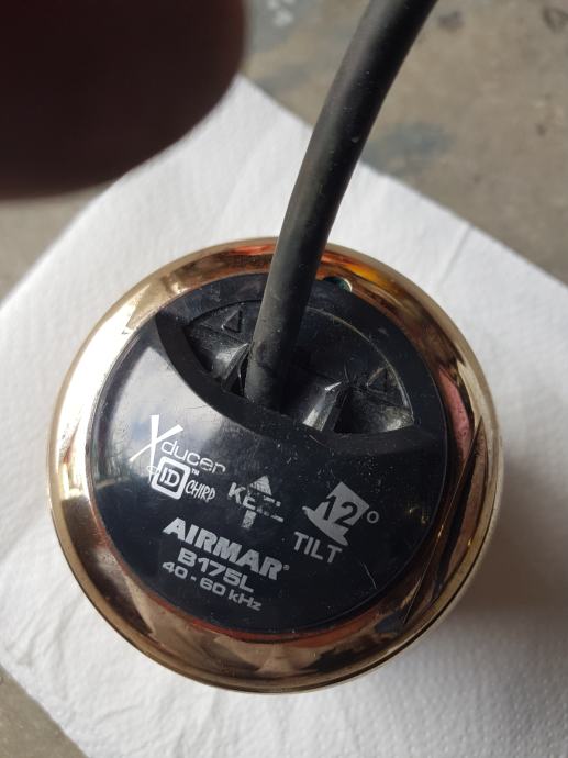 Raymarine Airmar B175Low Chirp sonda kroz trup