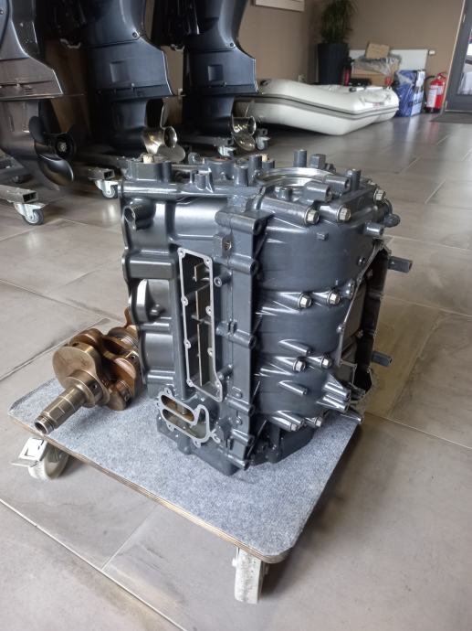 Blok motora sa radilicom za vanbrodski motor Yamaha (4.2 V6)
