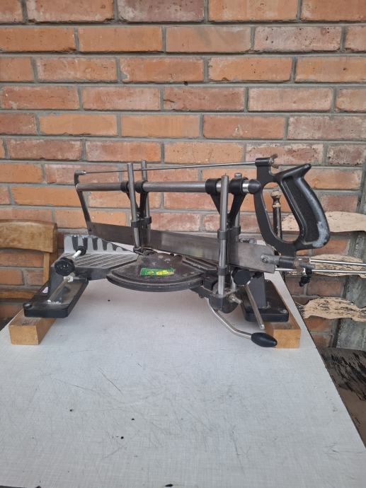 Ručna pila za rezanje pod kutem.