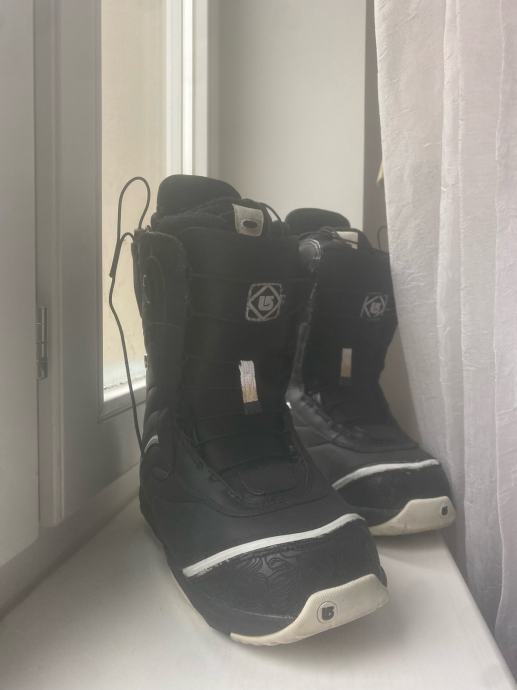 Burton buce br. 40,5 ali realno 39,5
