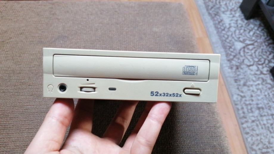 Prodaje čitač CD-a za PC