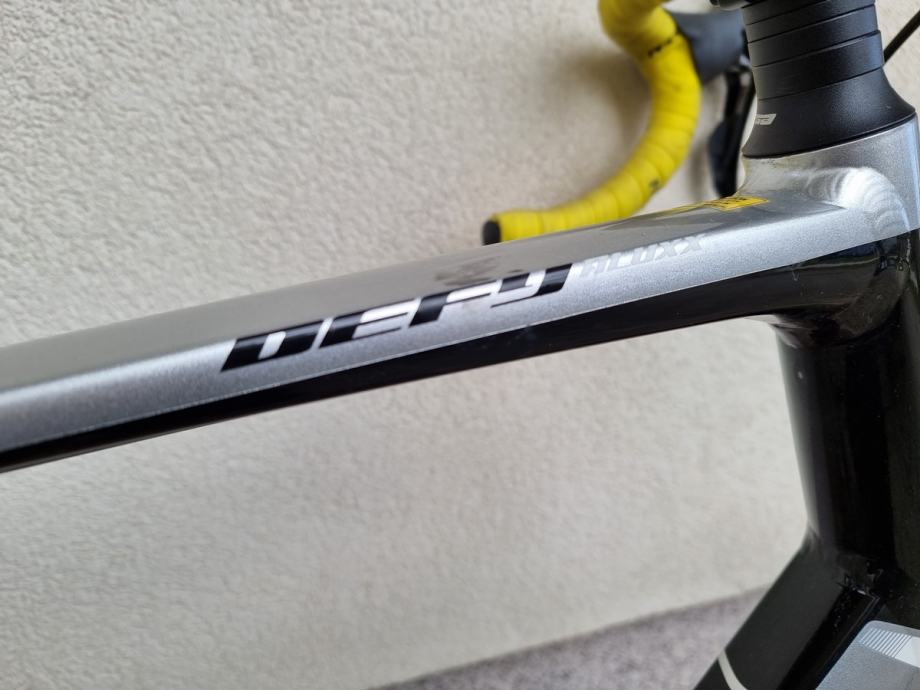 Cestovni bicikl Giant Defy 1 - shimano 105 (2x11s)