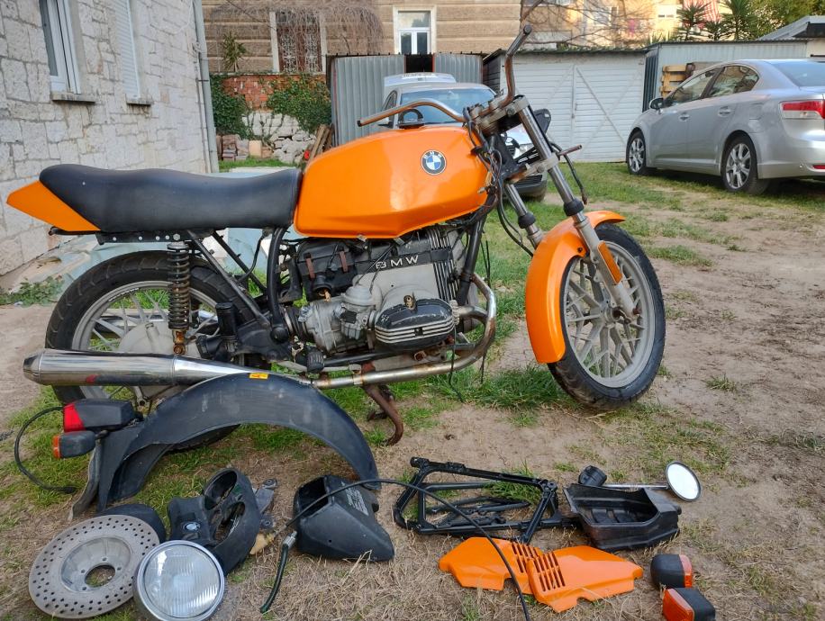 BMW R45 478 cm3, kuferi i oklop, 1982 god.