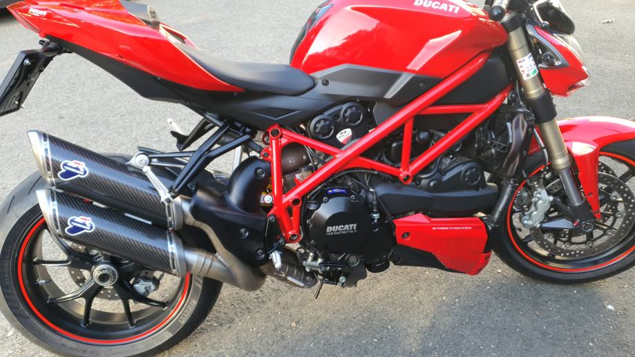 Ducati 848 Streetfighter 850 cm3, 2013 god.