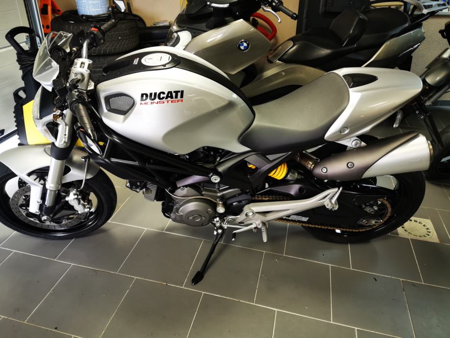 Ducati Monster 696 cm3, 2010 god.