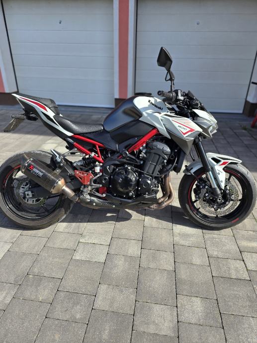 Kawasaki Z900. AKRAPOVIC, 2022 god.
