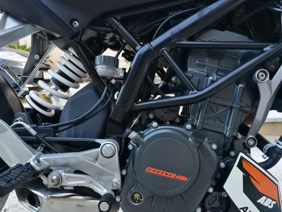 KTM Duke 125 124 cm3, 2015 god.