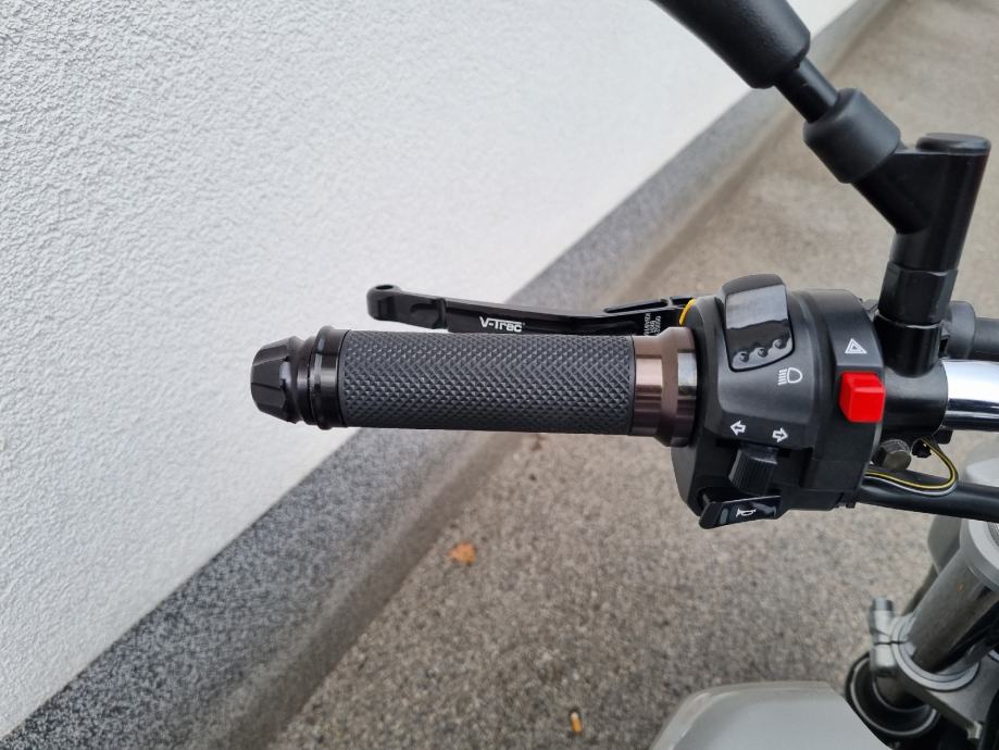 Suzuki GSR 600 599 cm3, 2006 god.