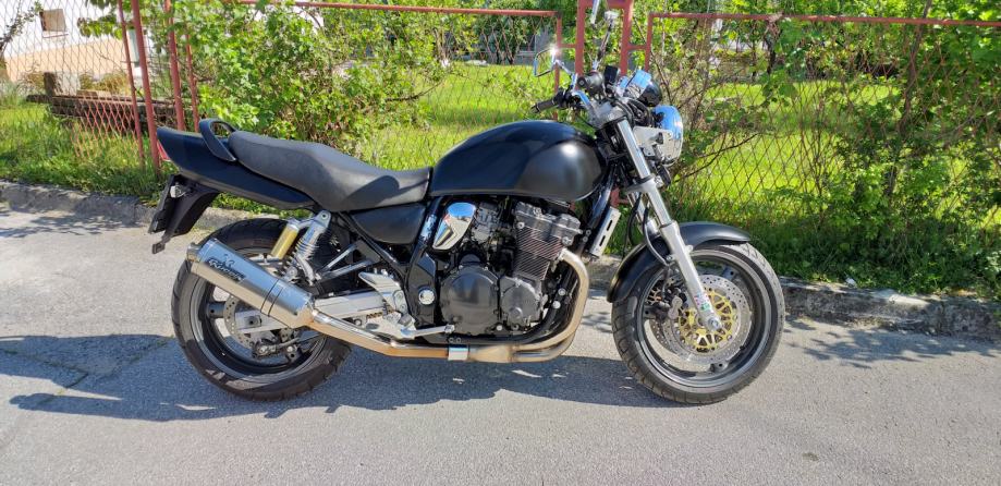 Suzuki GSX 750 Inazuma 750 cm3, 2002 god.