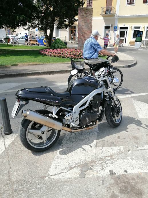 Triumph Speed triple 955 955 cm3, 2000 god.