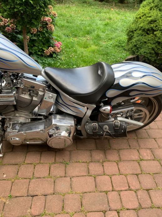 American Performance Company high neck chopper i Harley Big Twin, 2000 god.