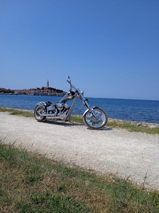 American Performance Company high neck chopper i Harley Big Twin, 2000 god.