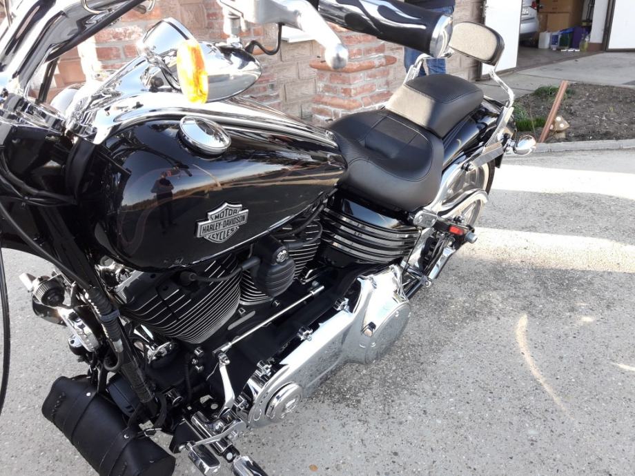 Harley Davidson rocker c - breakout, 2010 god.