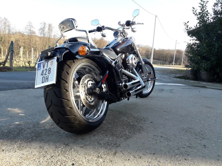 Harley Davidson rocker c - breakout, 2010 god.