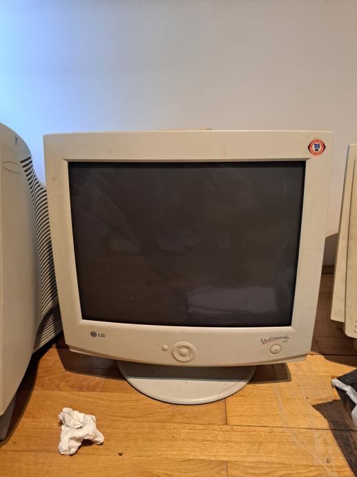 RETRO ** PRODAJEM RAZNE LG CRT MONITORE ** 16 komada ** SVI RADE