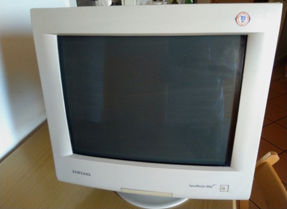 Vrhunski profesionalni CRT monitor SAMSUNG SyncMaster 950p Plus