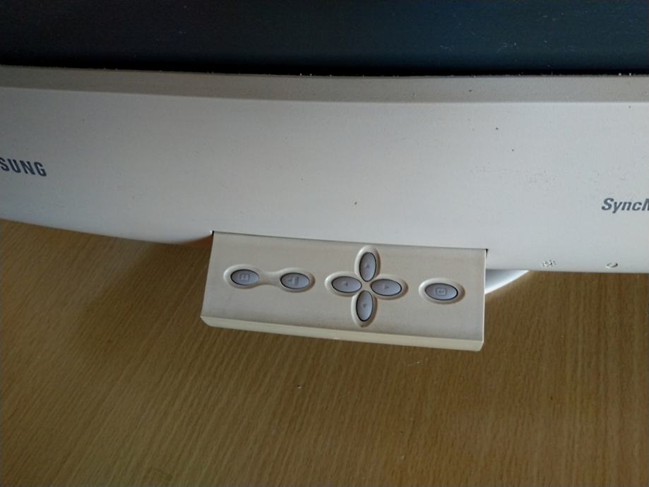 Vrhunski profesionalni CRT monitor SAMSUNG SyncMaster 950p Plus