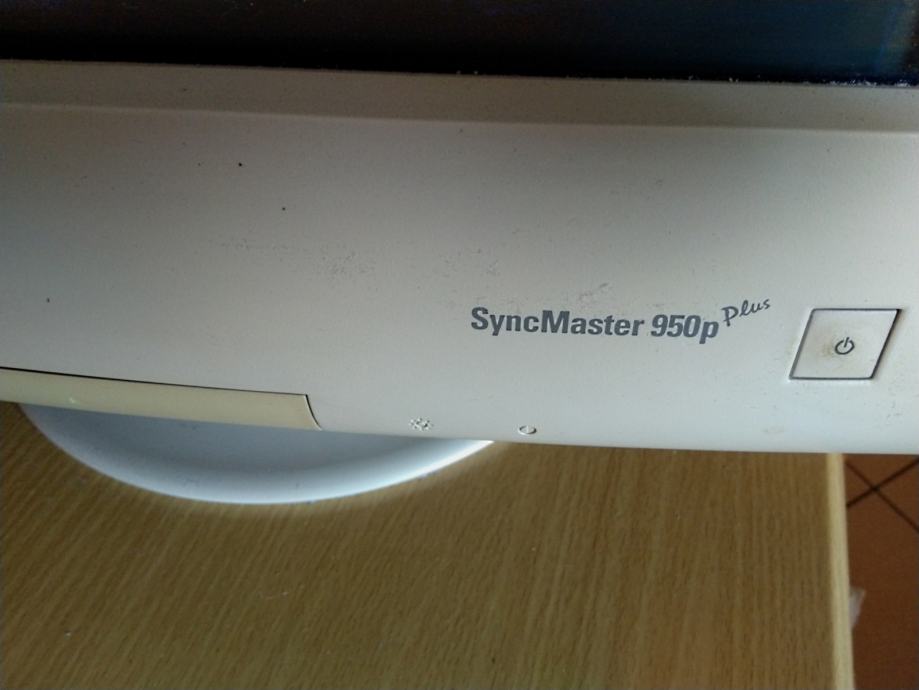Vrhunski profesionalni CRT monitor SAMSUNG SyncMaster 950p Plus